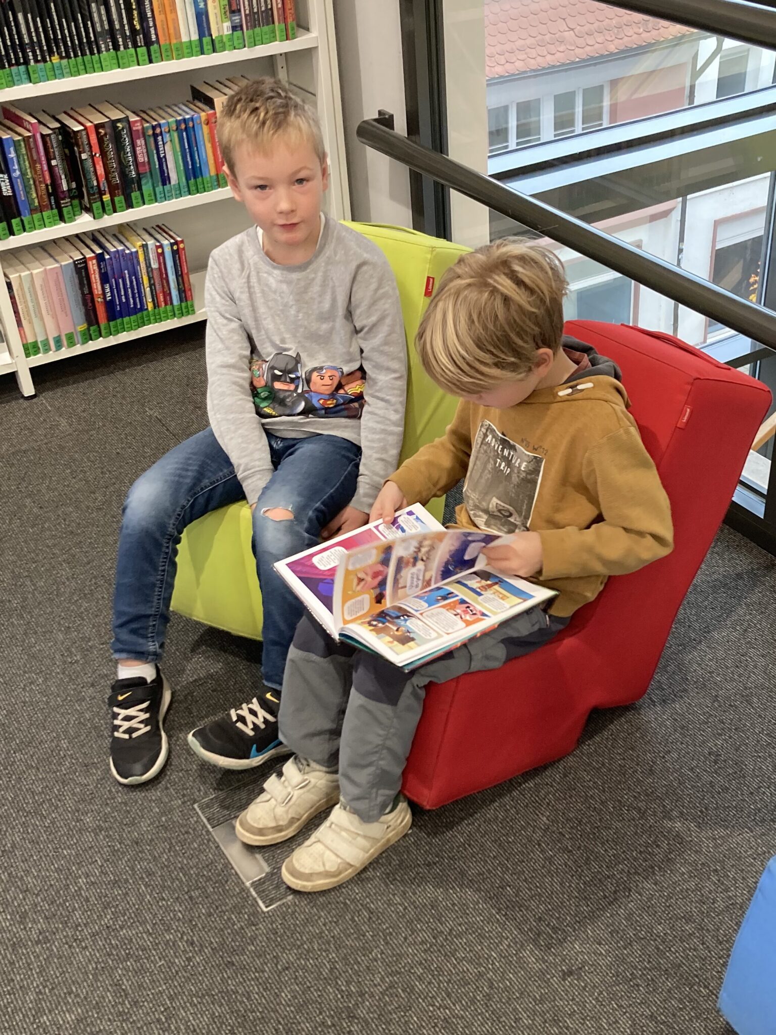 Leseforscher auf Safari in der Mediathek – Wilhelm-Stern-Schule